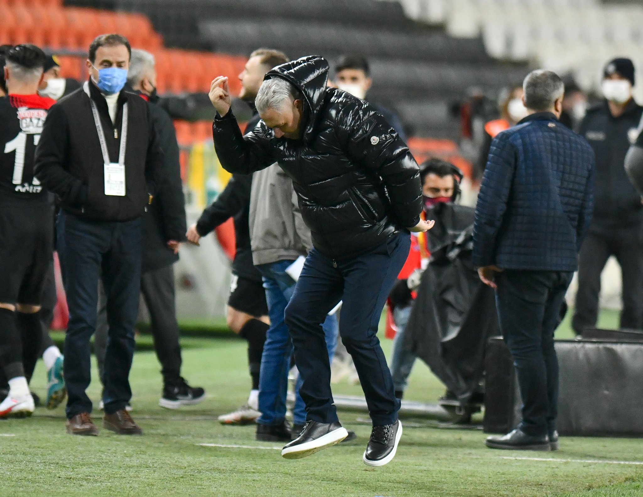 Video. Marius Şumudică a dansat pe teren după victoria care l-a făcut ...