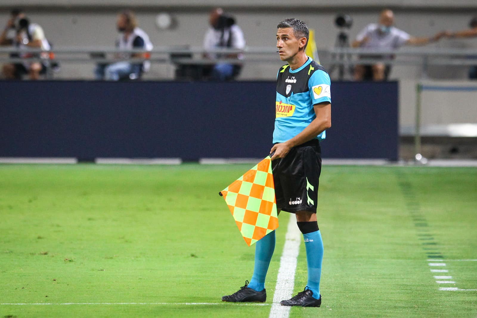 Decizie incredibilă! Arbitru român, suspendat pentru că și-a făcut poze