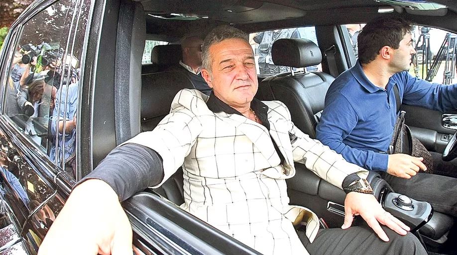 Mașina în care se aflau Gigi Becali și Ionuț Luțu a fost lovită pe ...