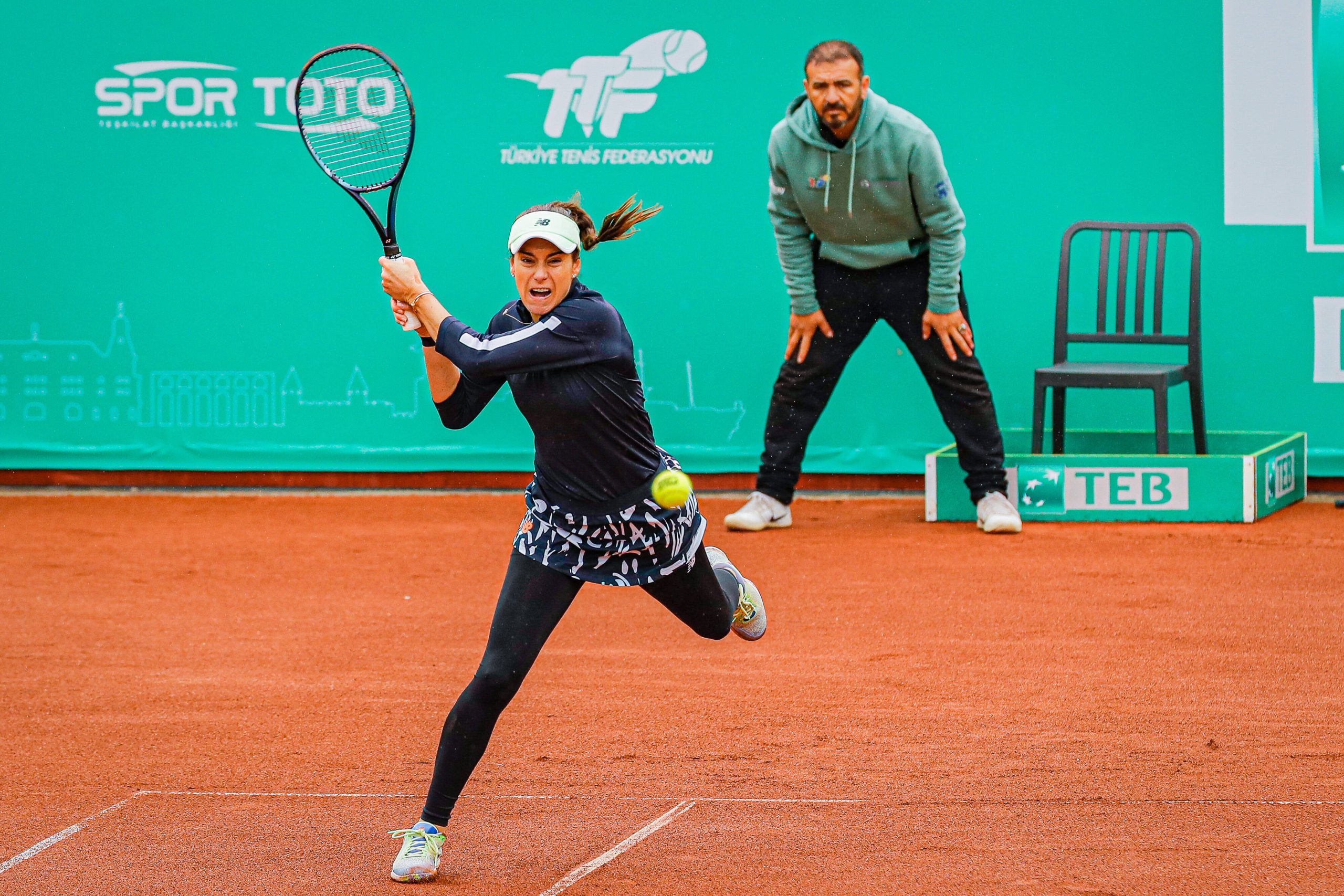 Sorana Cîrstea, alături de fostul antrenor al Simonei Halep la Istanbul. Românca s-a calificat ...