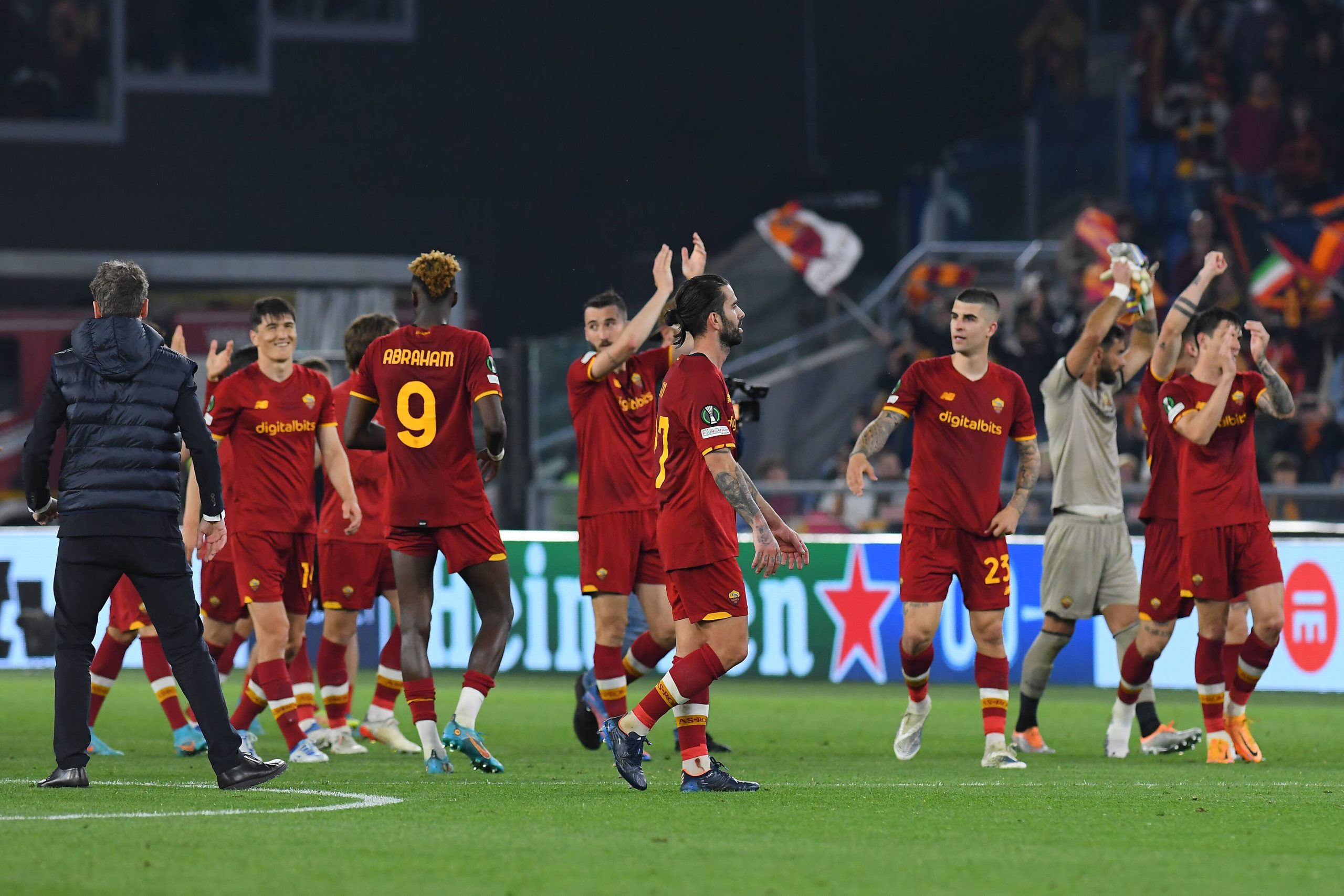 FOTO | Au apărut primele imagini cu noul echipament al lui AS Roma ...