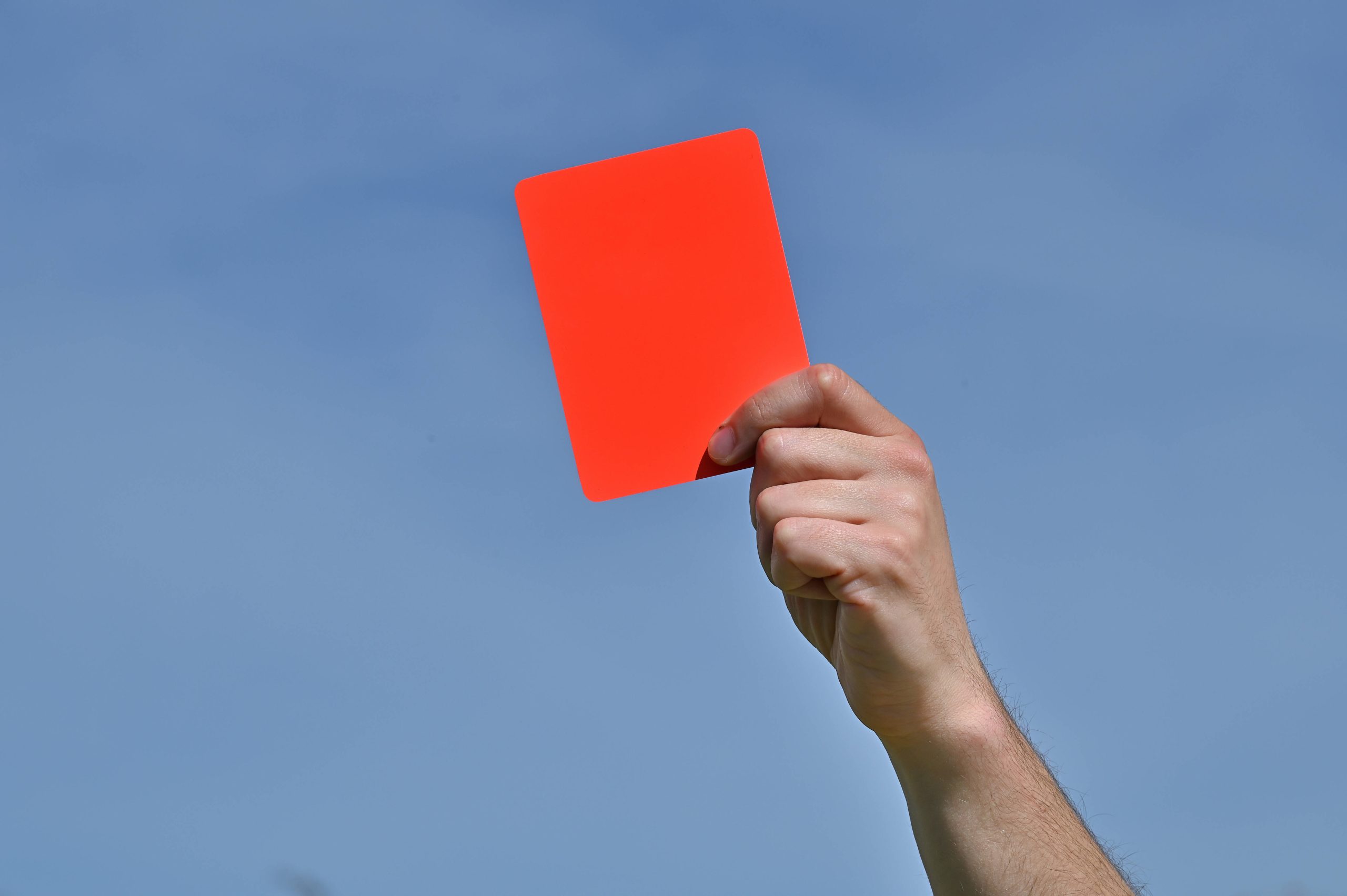 Bătut cu o cruzime ieșită din comun pentru că a acordat un „roșu”, un ...