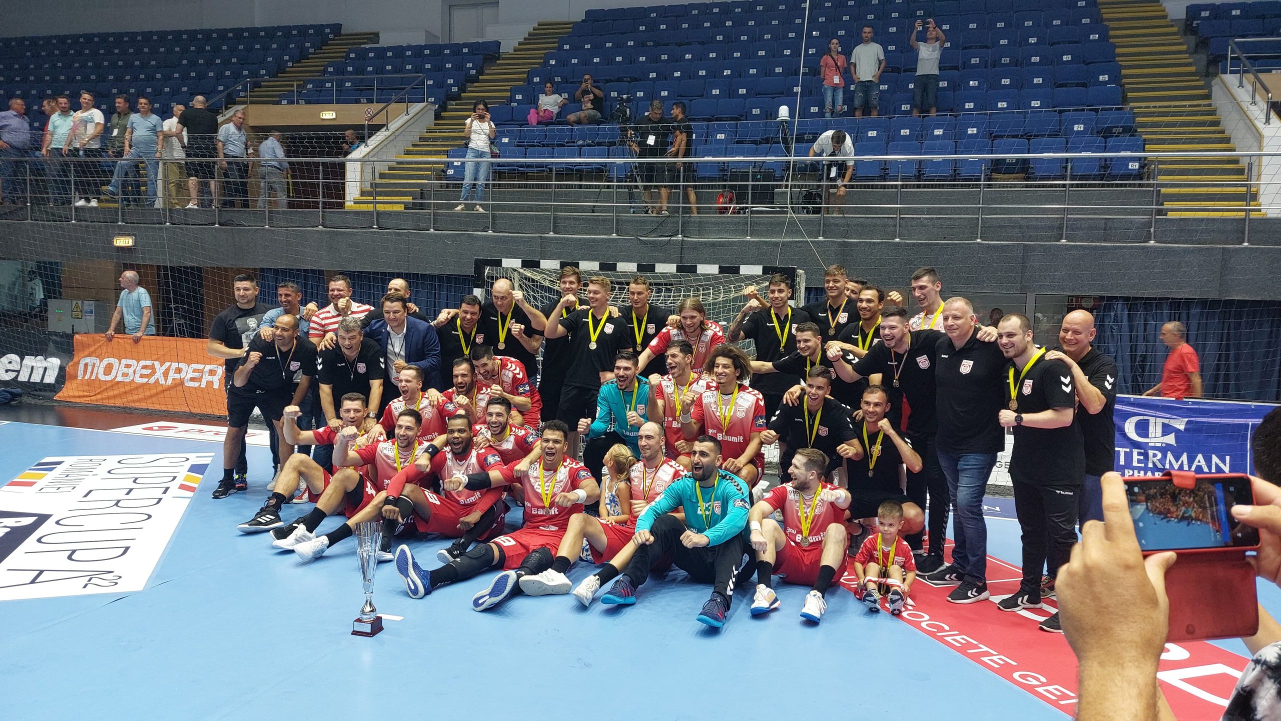 Dinamo a cucerit Supercupa României la handbal. A reușit să învingă ...