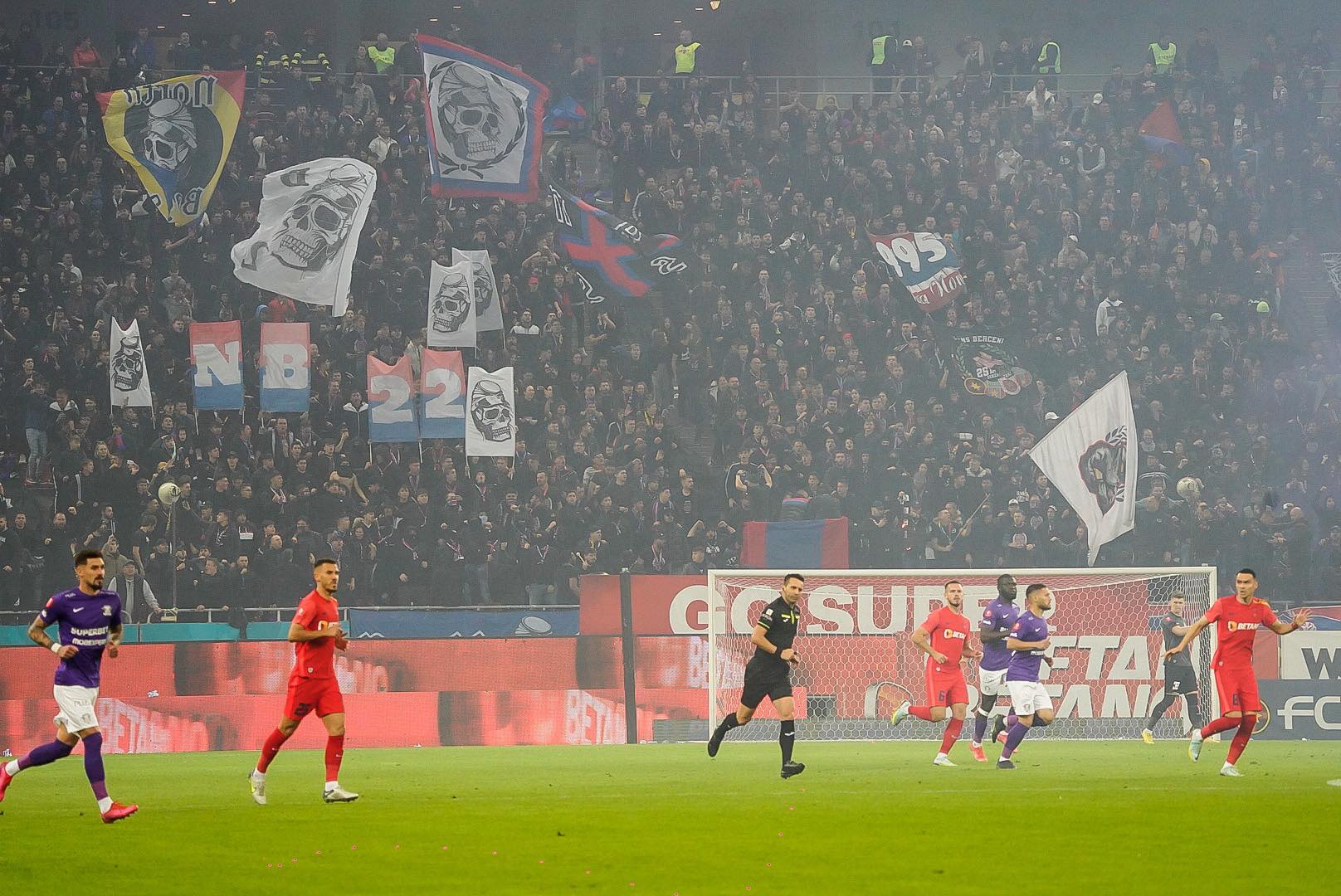 CRONICĂ ULTRAS. FCSB - Rapid a avut toate ingredientele unui derby: de la coregrafie la mesaje ...
