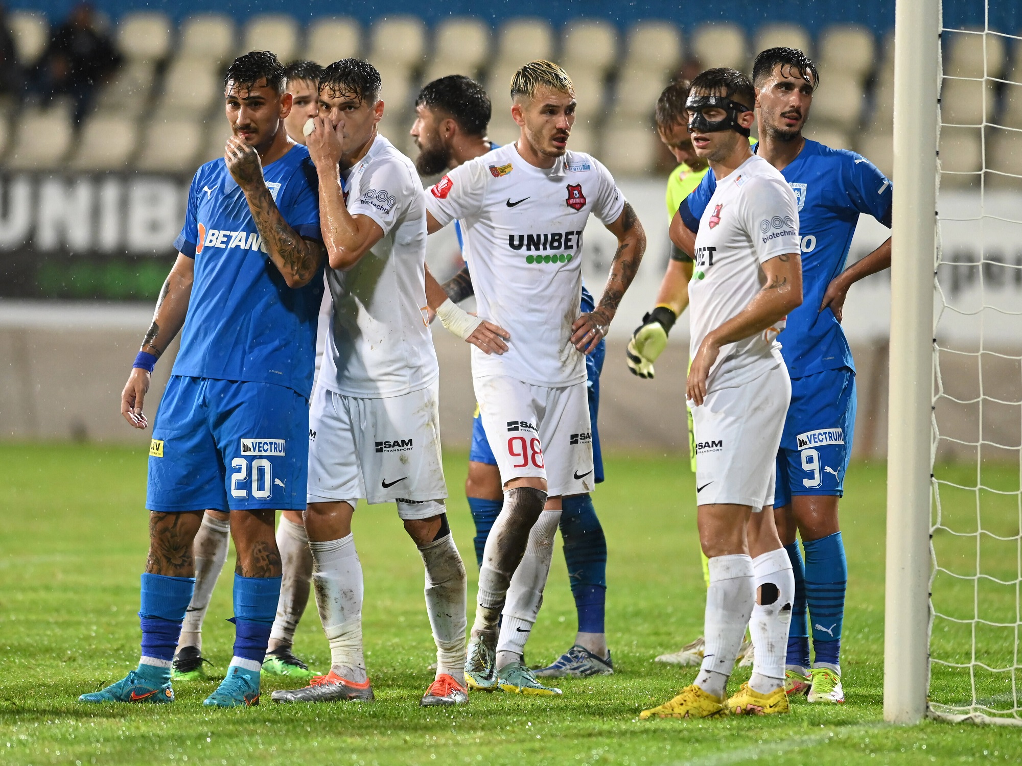 Din Liga a III a italiană, la echipa națională a României. Cine este ...