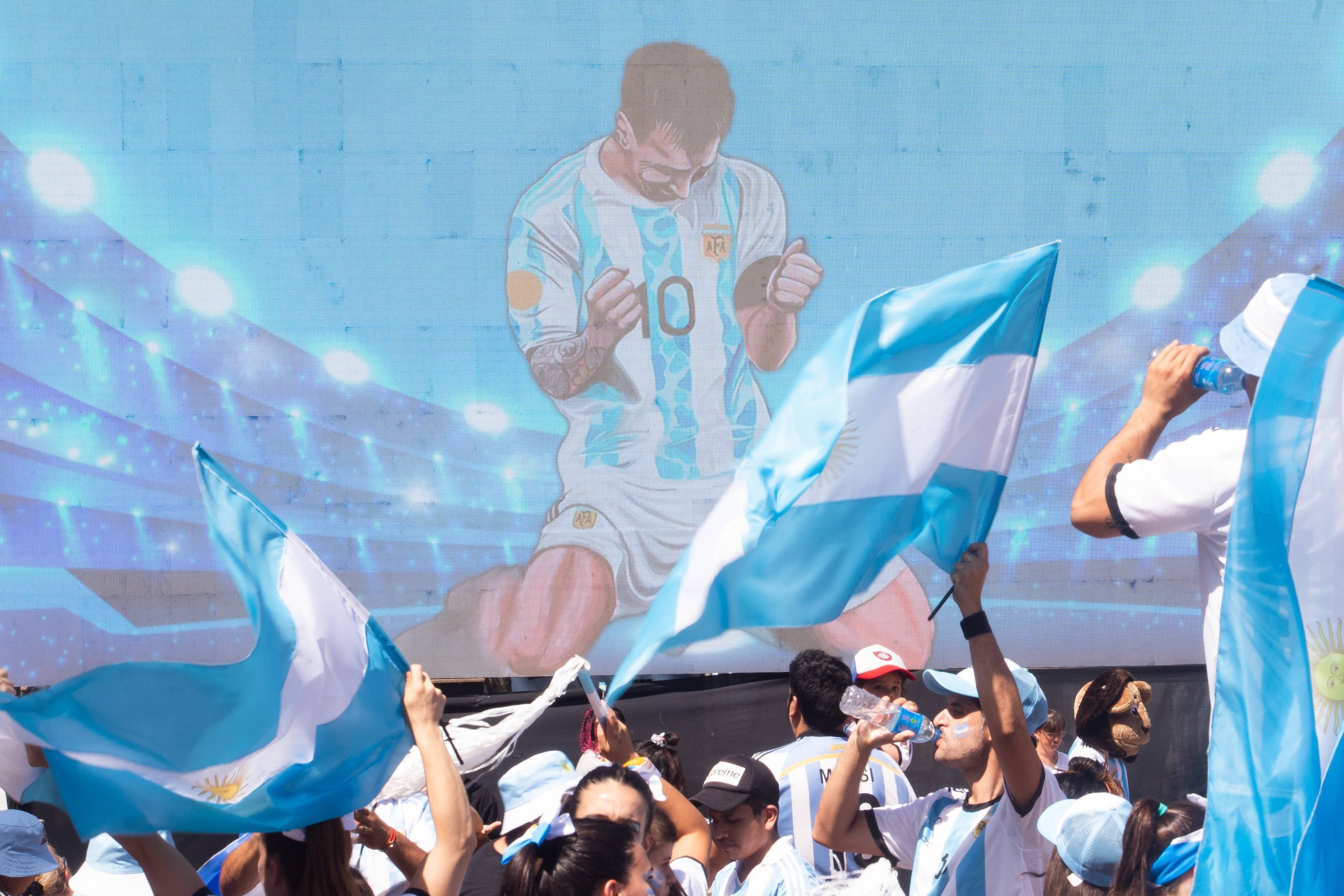 Un copil nevăzător se bucură la golul lui Lionel Messi