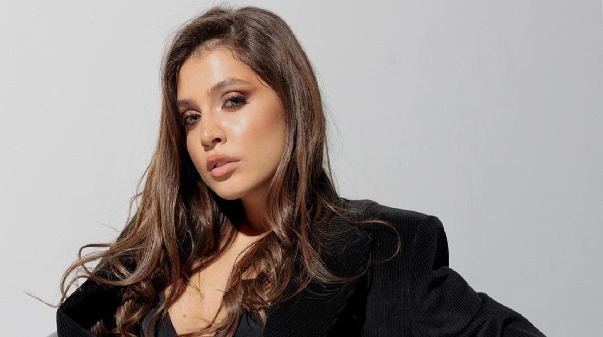 A lăsat-o fără sutien pe Elena Chiriac de la Survivor. Momentul intim s ...