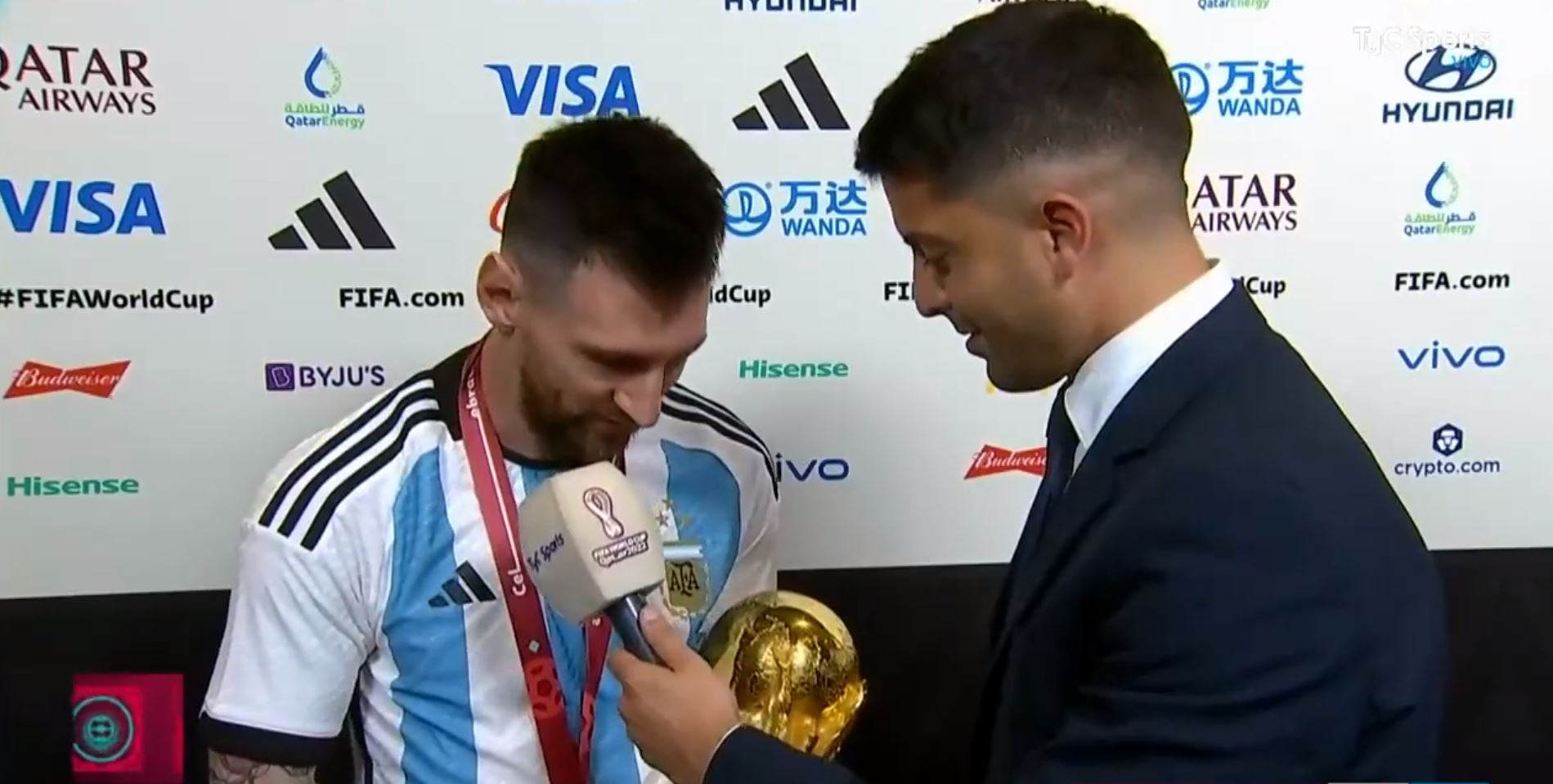 Cu trofeul în brațe și cu ochii înlăcrimați, Lionel Messi a oferit un ...