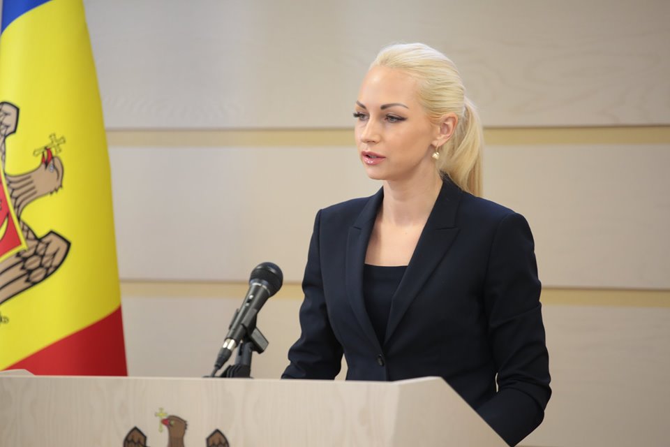 Blonda misterioasă care vrea să dea jos regimul e mare fană Halep! A ...