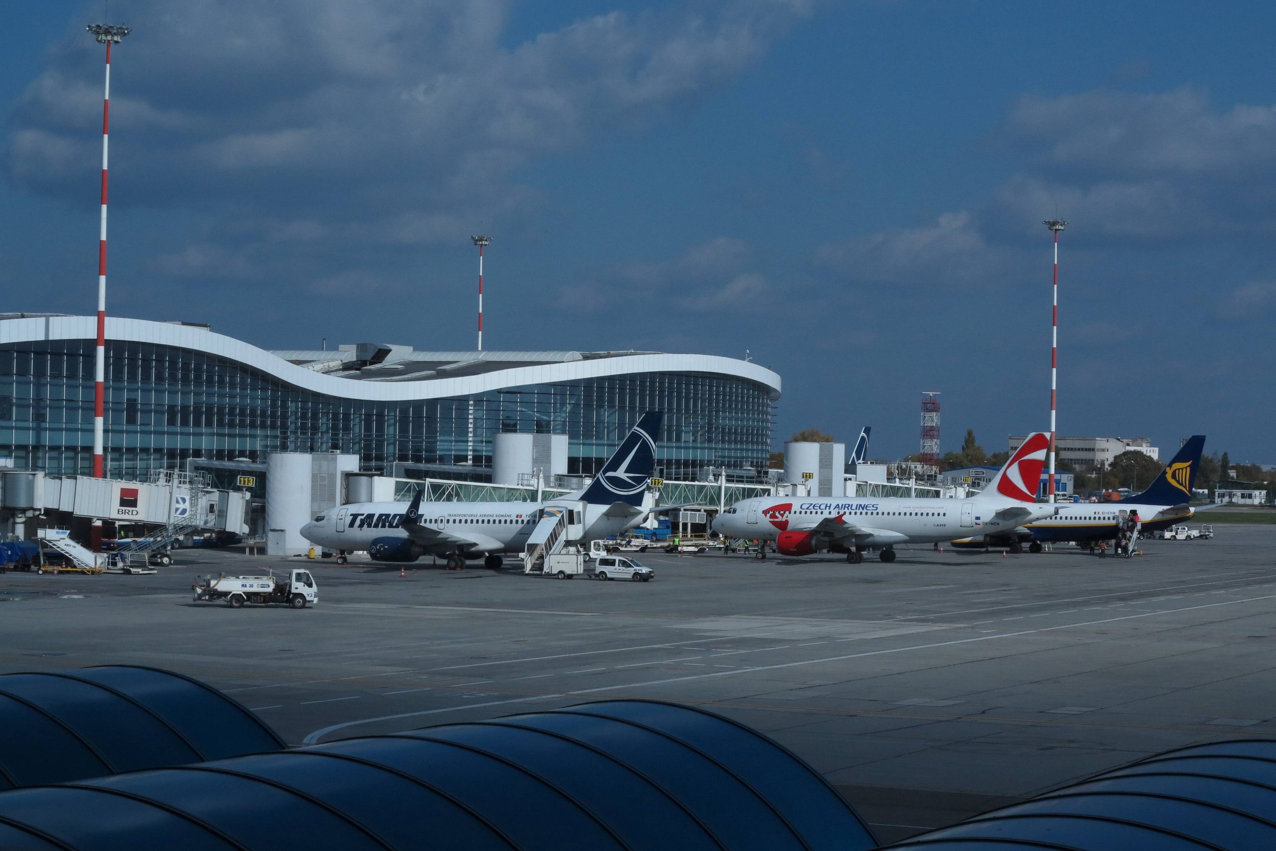Scene incredibile pe Otopeni! O femeie a ieșit pe pistă și a început să ...
