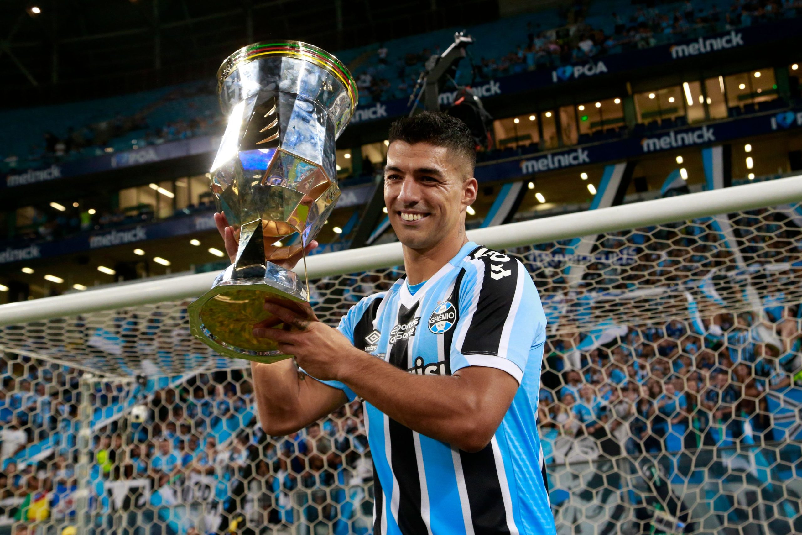 Primul trofeu pentru Suarez la Gremio. A dat gol și a sărbătorit cu ...