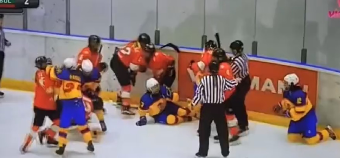 Imagini șocante la Brașov. Bătaie ca-n filme la meciul de hochei ...