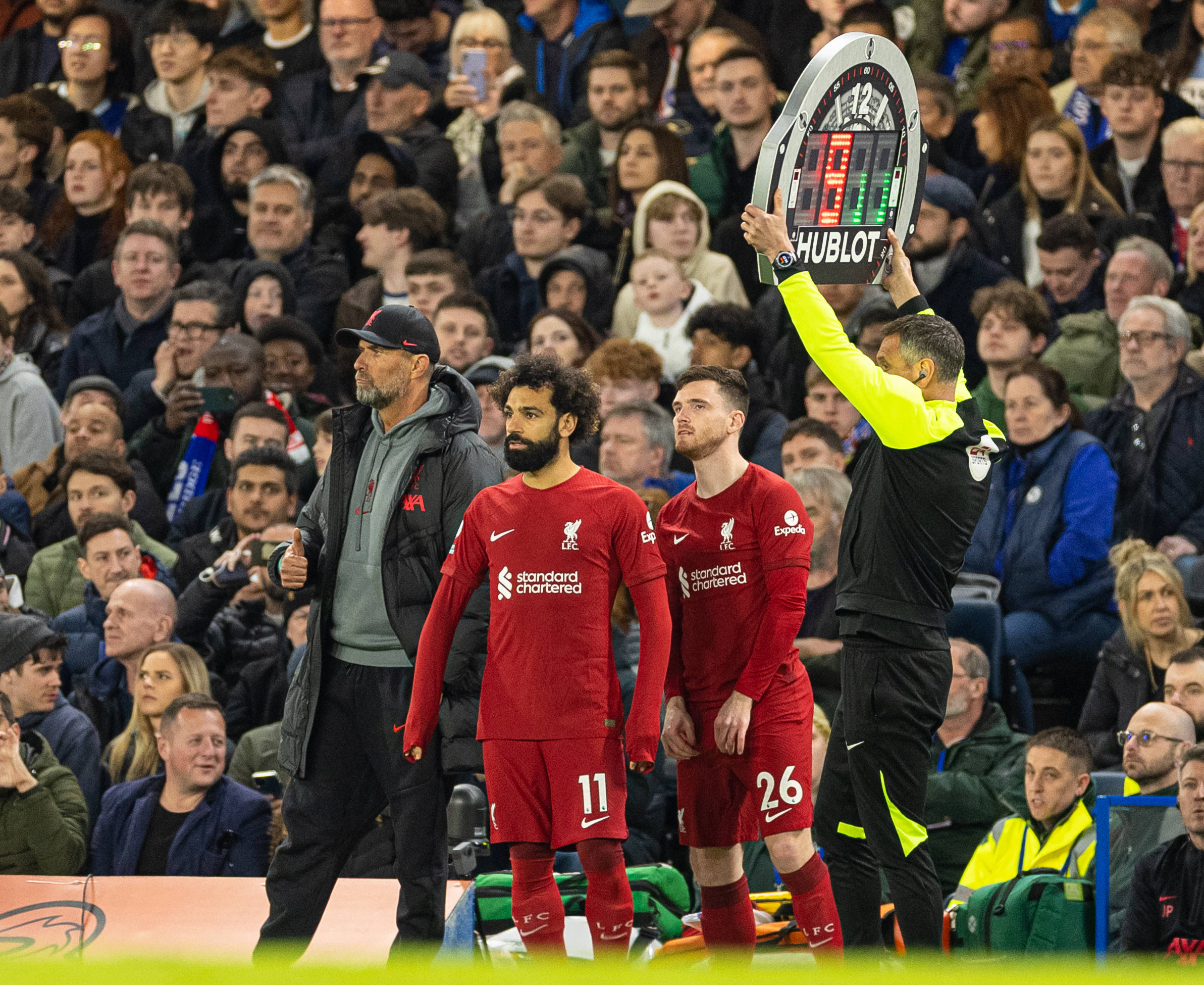 arbitrul care a dat un cot în gură în meciul Liverpool - Arsenal