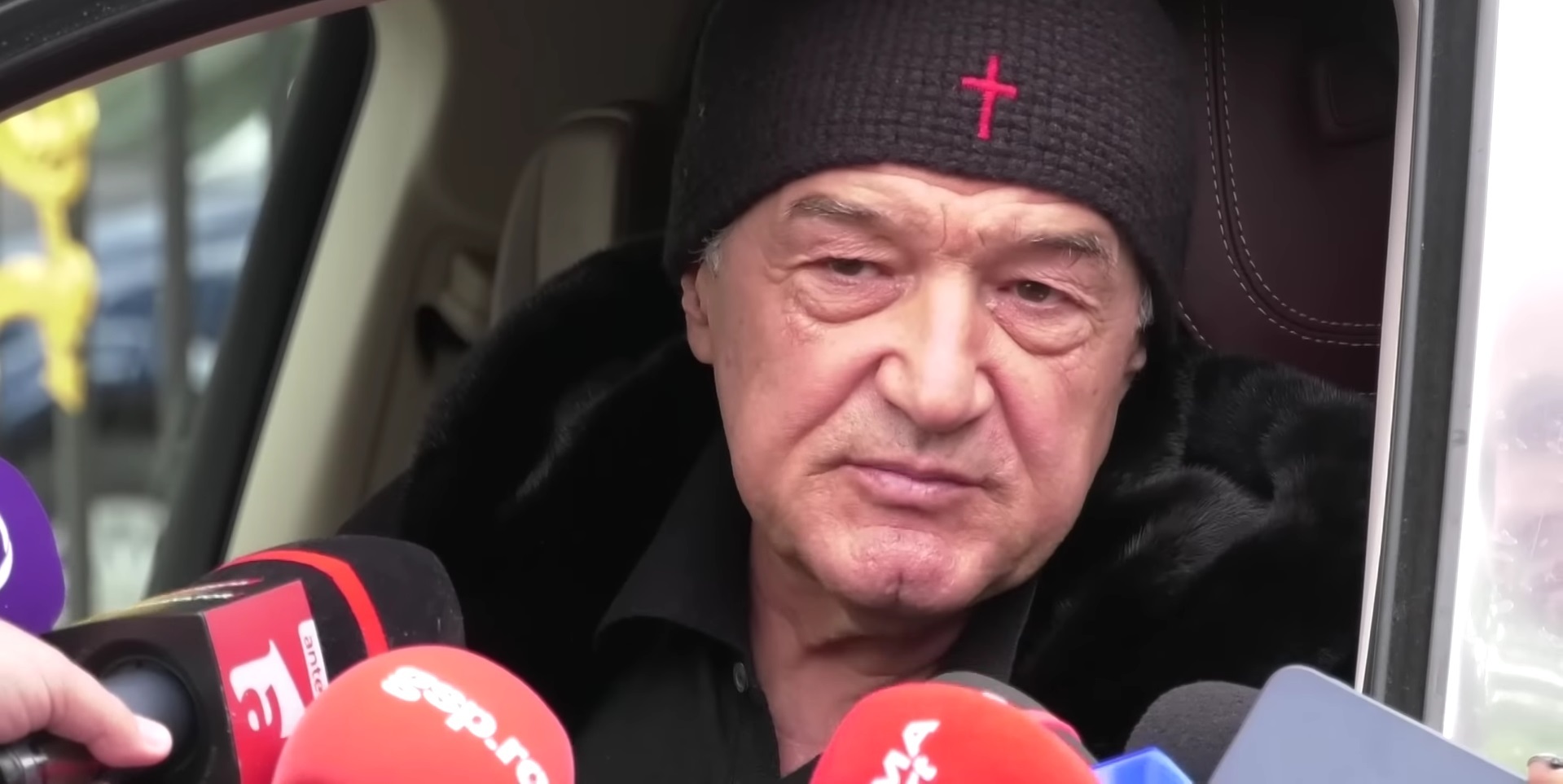 Buzunarele au fost la un pas să-i crape din cauza teancului de bancnote ...