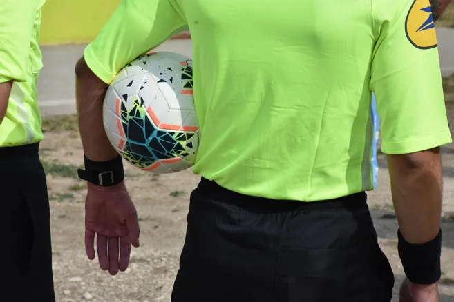 Fotbalist, suspendat 30 de ani după ce a luat la bătaie un arbitru ...