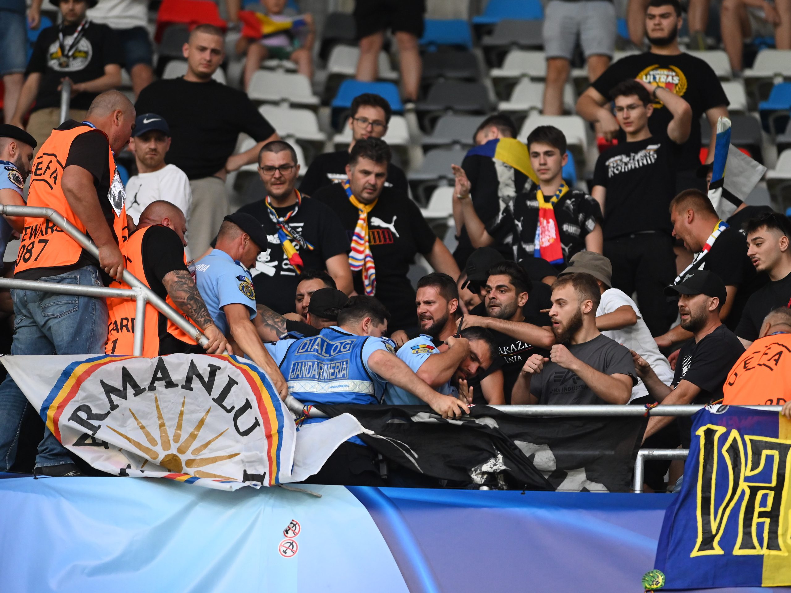 Ce sancțiuni au primit suporterii scandalagii de la România U21