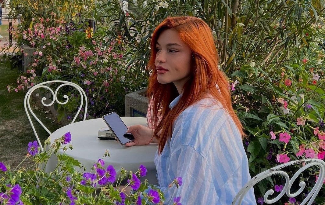 Fata lui Gabi Balint, apariție fierbinte pe net. Stă bine de tot pe ...