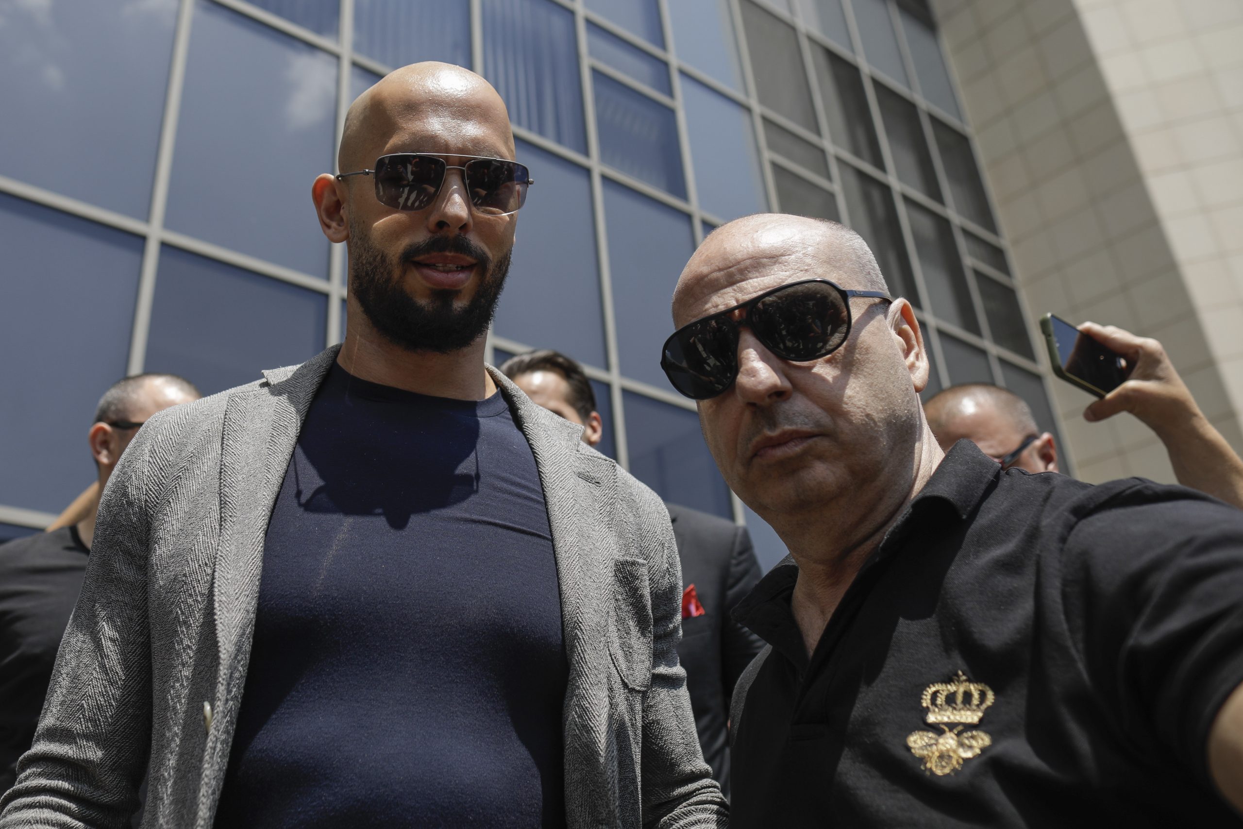 Trei femei și doi bărbați, dați în judecată de frații Tate. Pentru ce ...