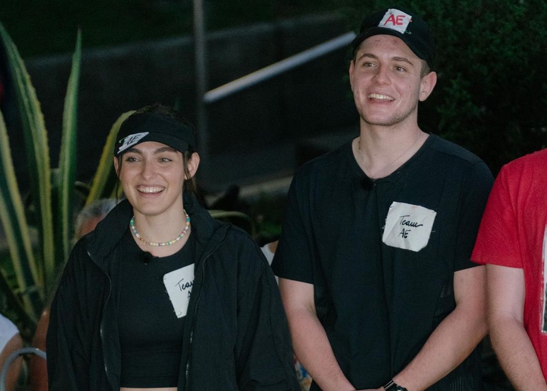 Prima reacție după ce Aris, fiul Andreei Esca, a fost surprins că se sărută în mașină cu o ...