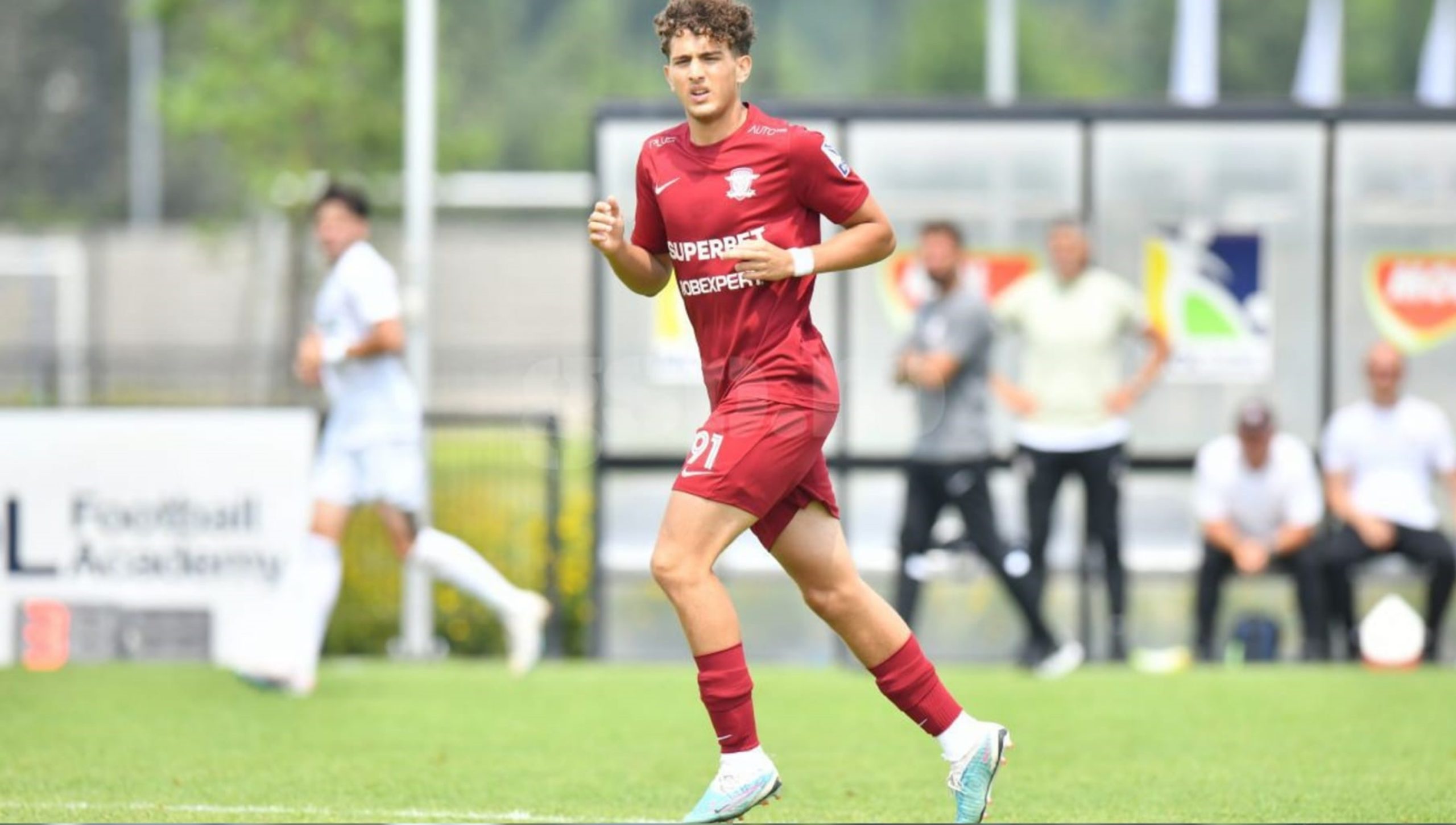 Au dat 200 000 de euro pe el, dar îl țin spectator. Ce se întâmplă cu ...