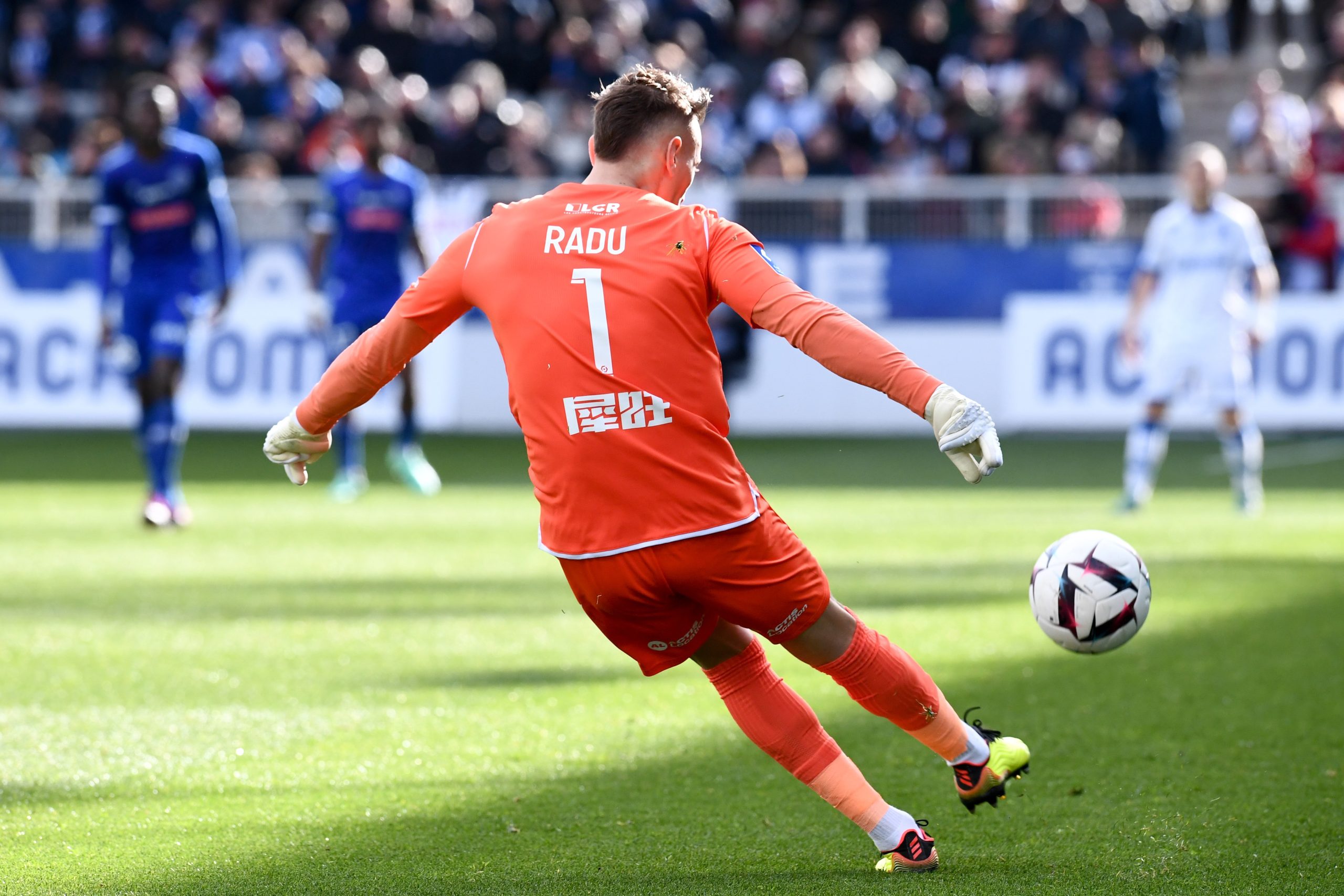 Moment uriaș pentru Ionuț Radu. Va debuta în Premier League și are ...