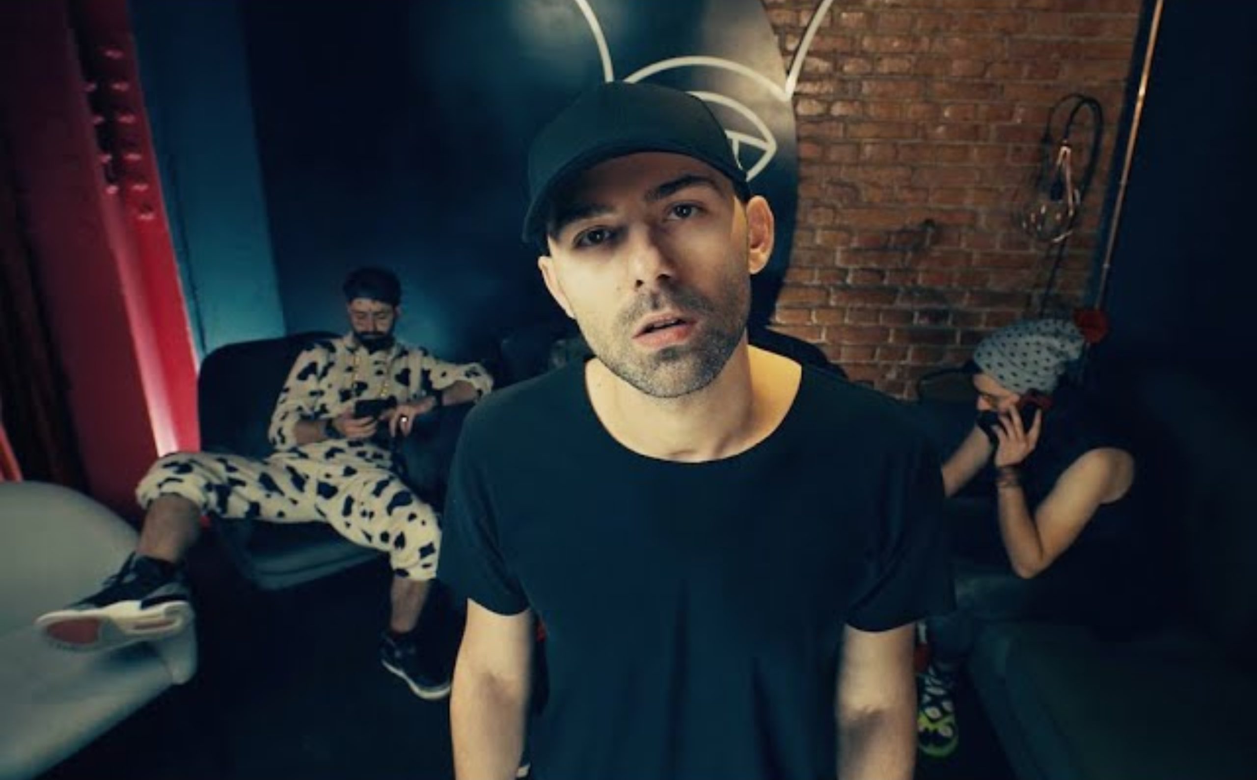 Care e numele real al lui Spike, prietenul care i-a furat soția lui ...