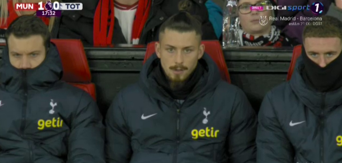 Cum a fost surprins Radu Drăgușin în timpul meciului Manchester United ...