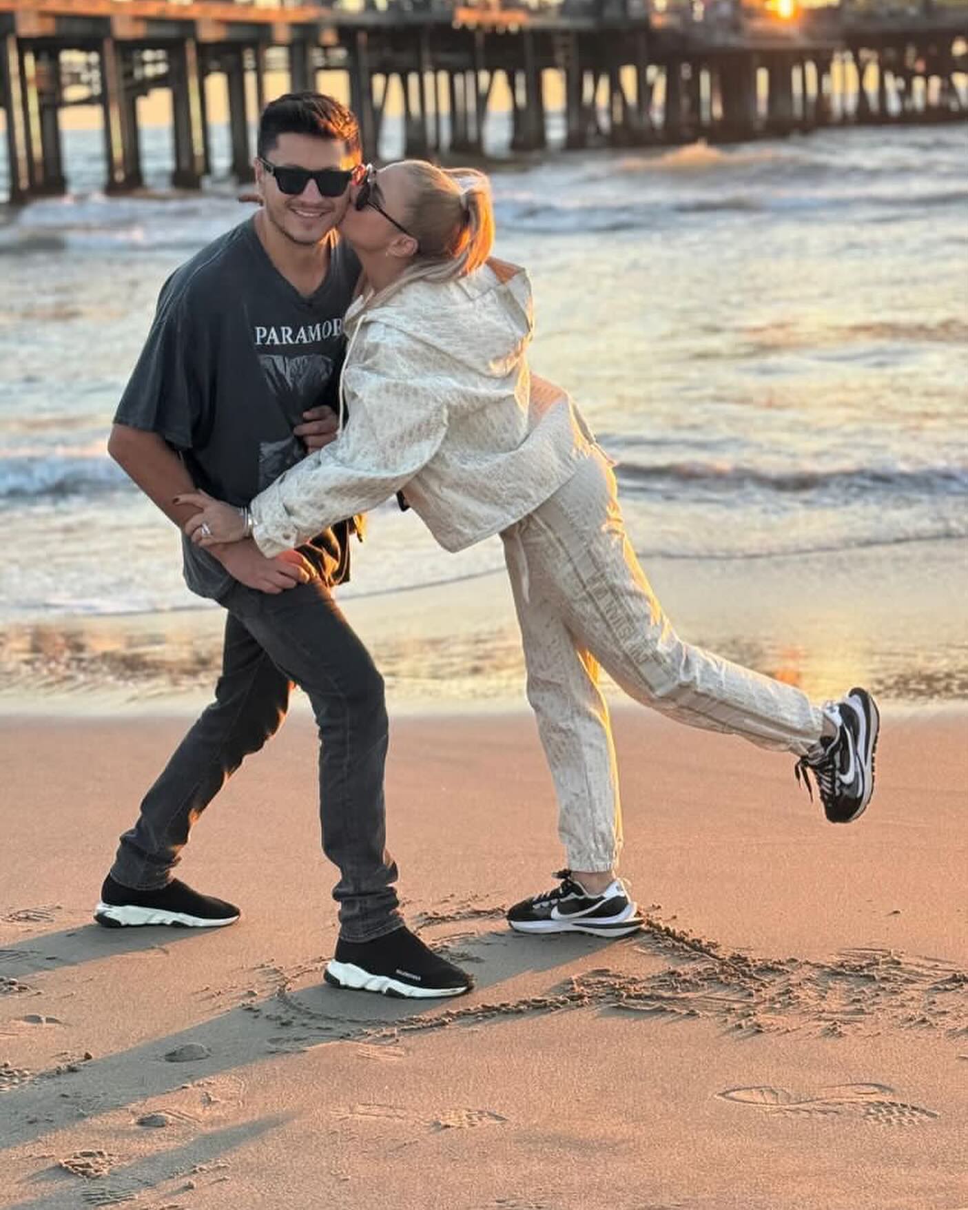 Surprinși în timp ce se pupau! Anamaria Prodan, fotografie de colecție alături de Ronald Gavril ...