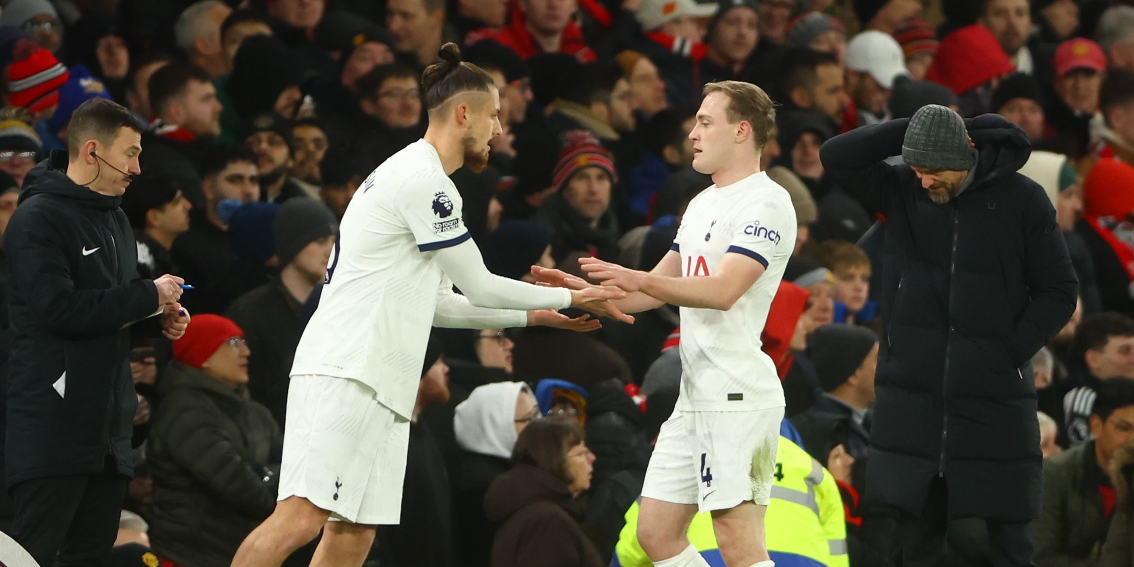 Manchester United – Tottenham 2-2. Radu Drăgușin a debutat în Premier ...