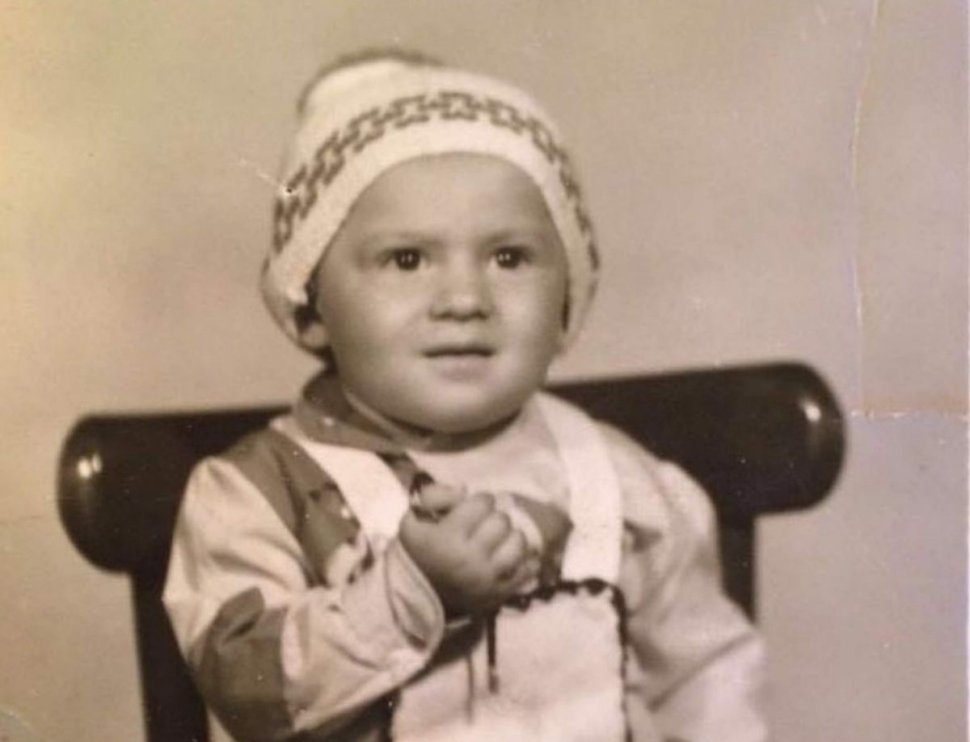 Cine crezi că e copilul din imagine? A participat la Survivor și azi e ...