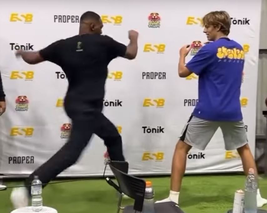 Un fan a pus pe vedeta MMA să-l lovească puternic și a filmat totul. A ...
