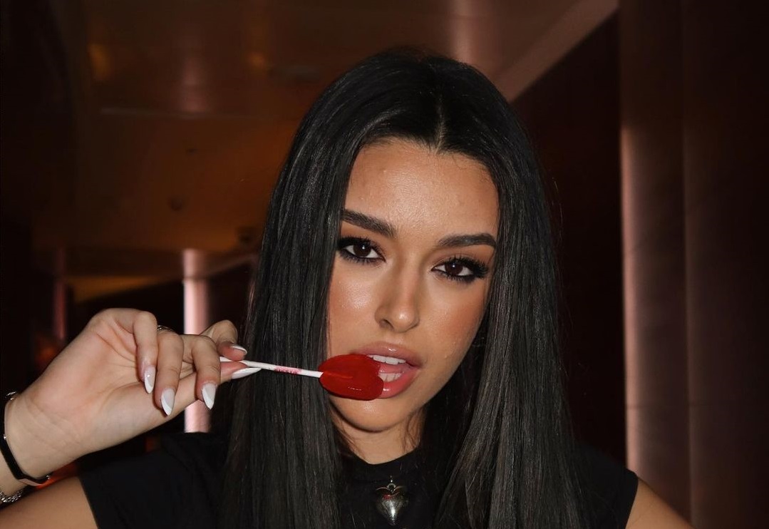 Și-a părăsit iubitul fotbalist pentru un vlogger cu peste 13 milioane ...