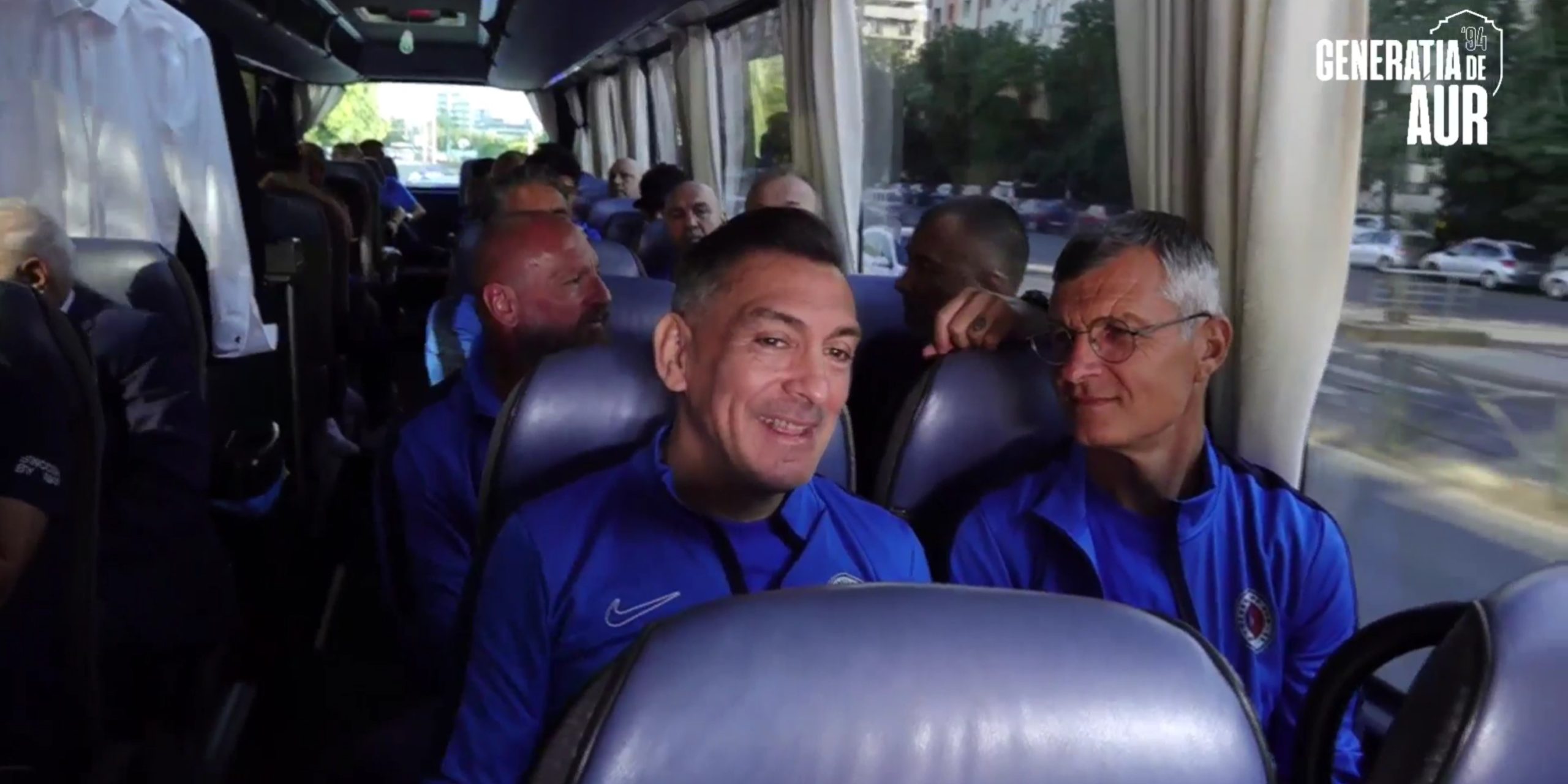 Imagini fabuloase din autocarul Generației de Aur. Jucătorii au sărit la Iordănescu după ce ...