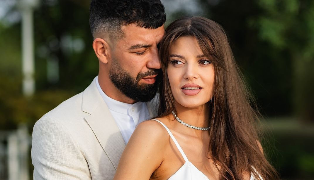 Ținută prea fierbinte la propria nuntă. Cum a venit îmbrăcată "Perla Banatului" în fața ...