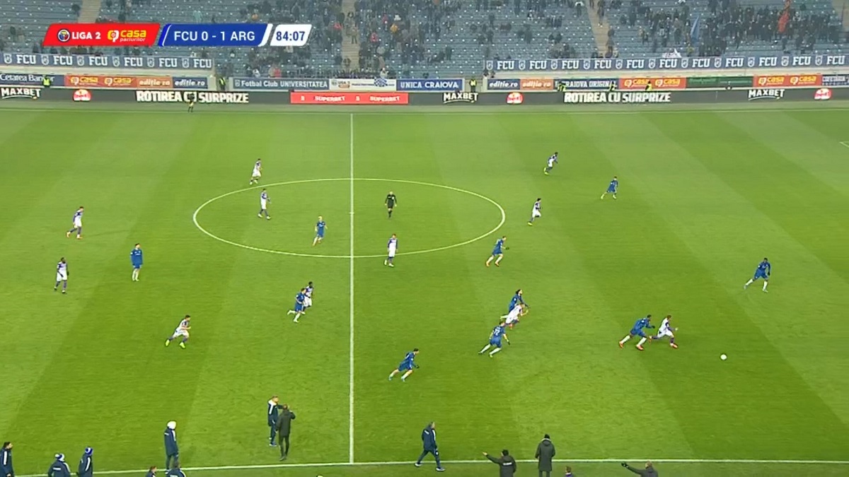 FC Argeș a jucat cu 12 fotbaliști pe teren cu FCU Craiova. Fază ...